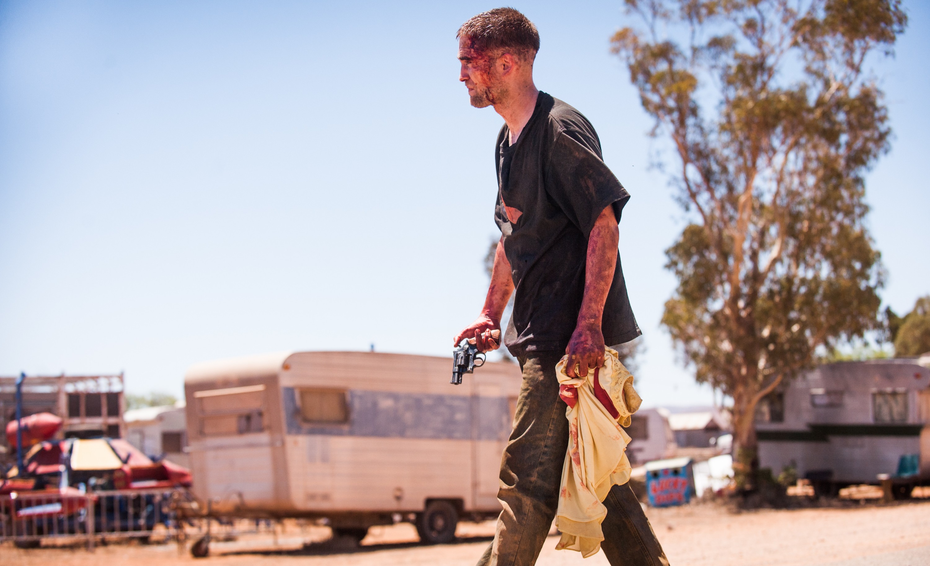 Production Stills - TheRover S003 - Pattinson Point @ robert-pattinson ...